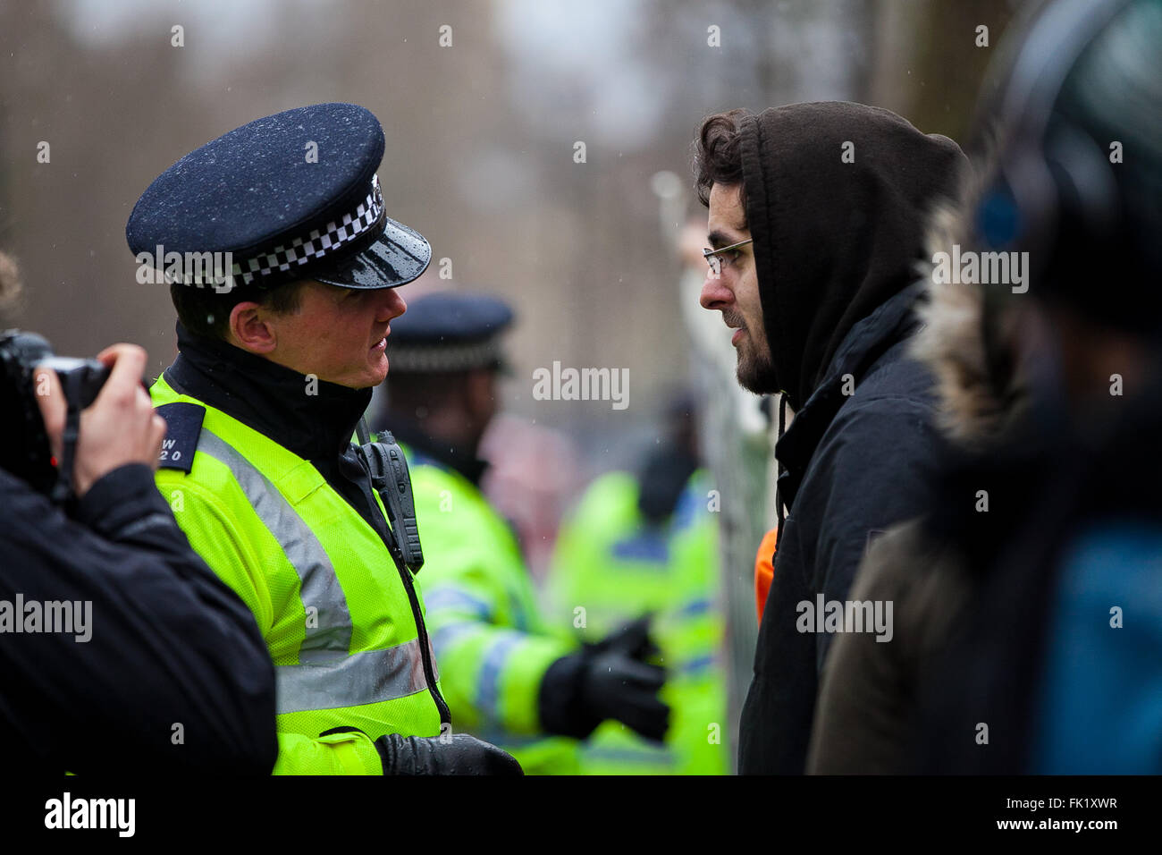 Police officer uk violence hi-res stock photography and images - Alamy