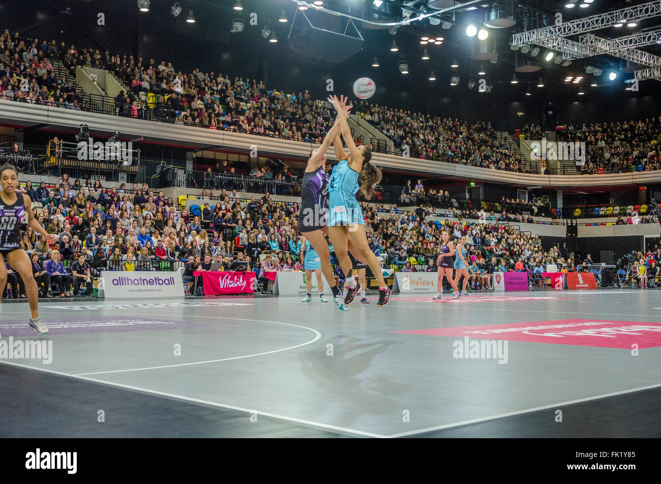 Netball match hi-res stock photography and images - Alamy
