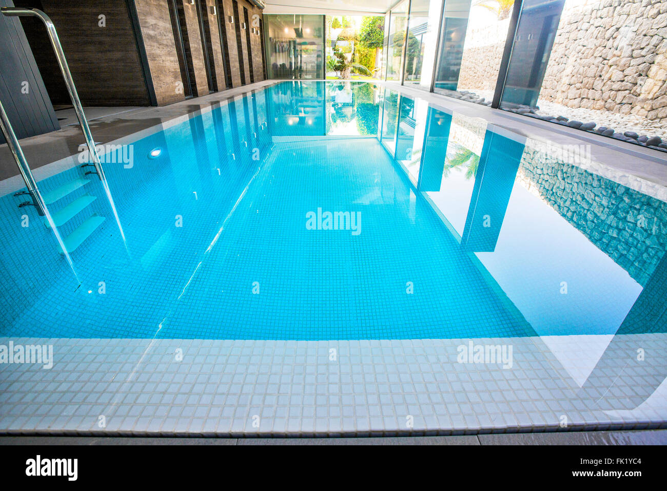 Empty interior swimming pool with relaxation area in a modern hotel ...
