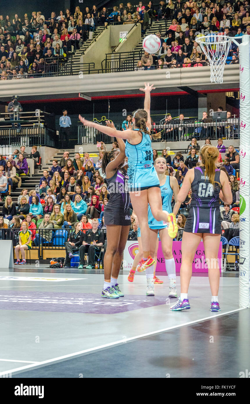 Netball match hi-res stock photography and images - Alamy