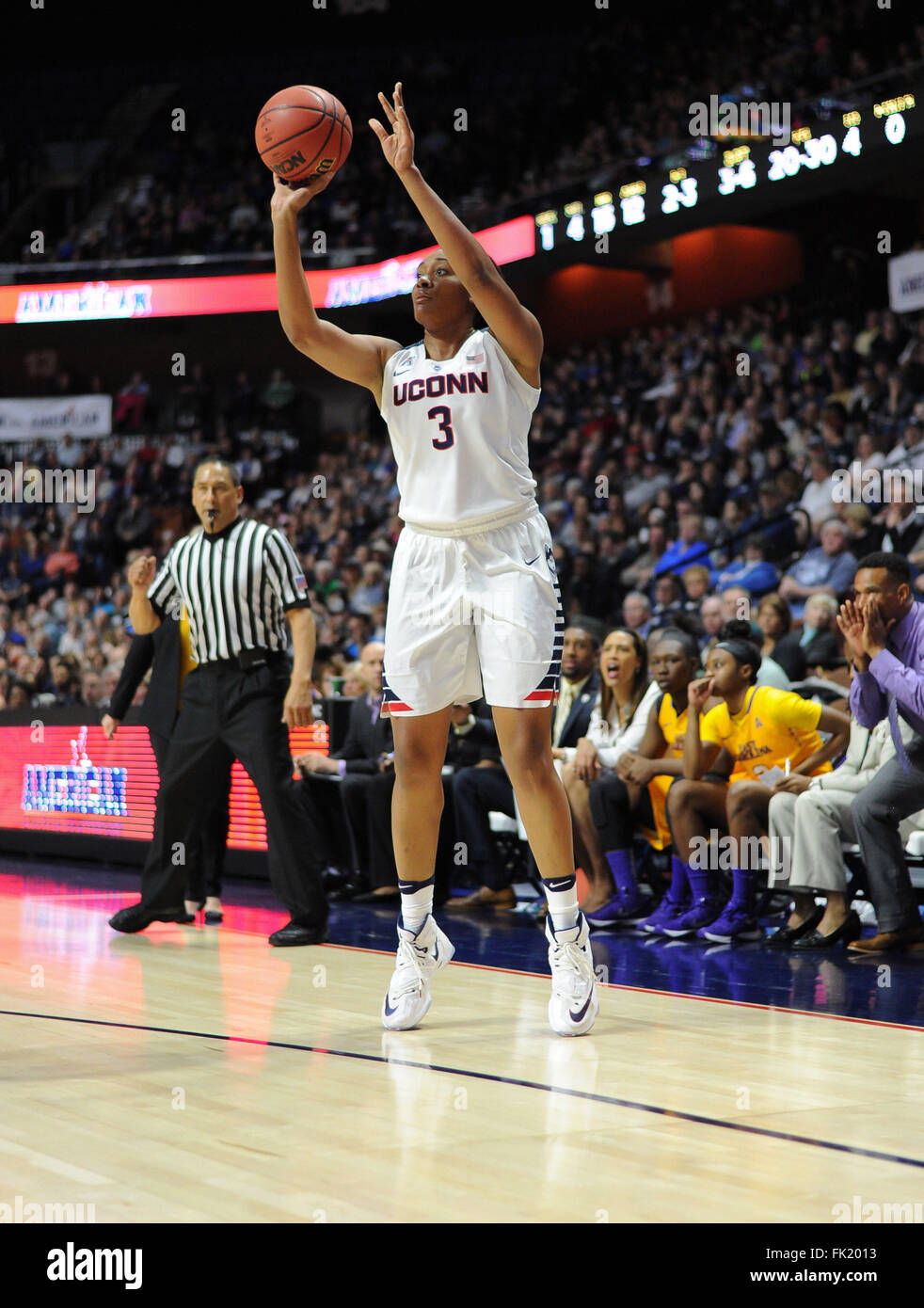 Uconn vs ecu acc 15 jpg hi-res stock photography and images - Alamy