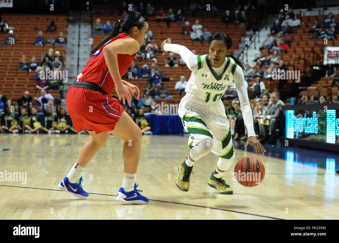 Uncasville, CT, USA. 5th Mar, 2016. Courtney Williams (10) of the USF ...
