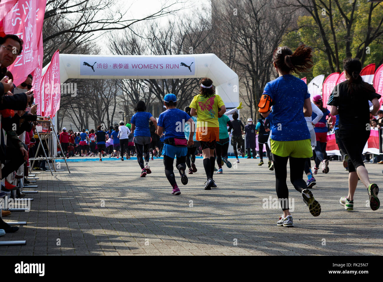 Runners cross finish line hi-res stock photography and images - Alamy