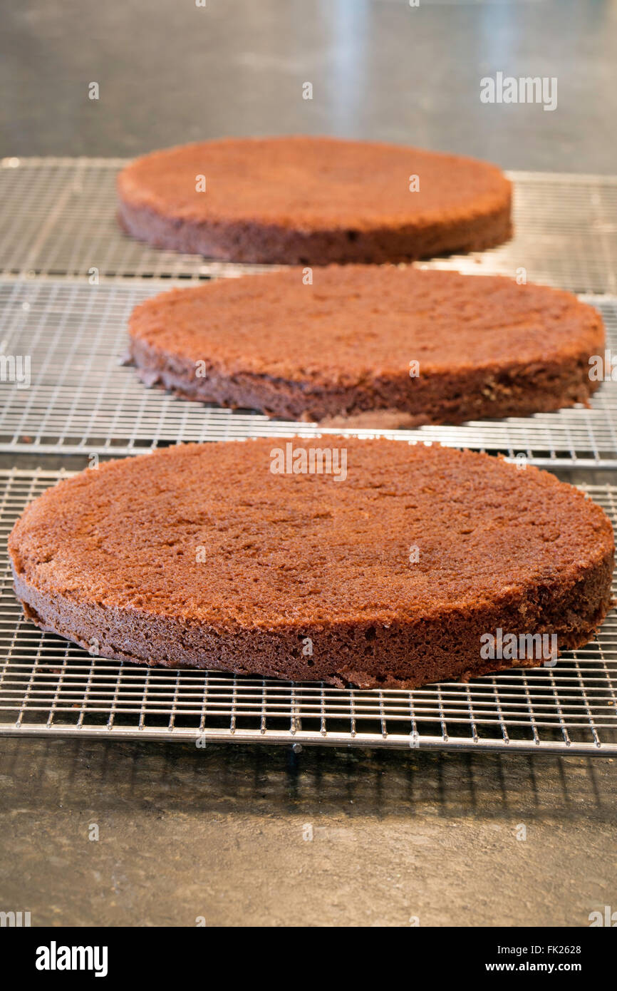 Bakery cake racks hi-res stock photography and images - Alamy