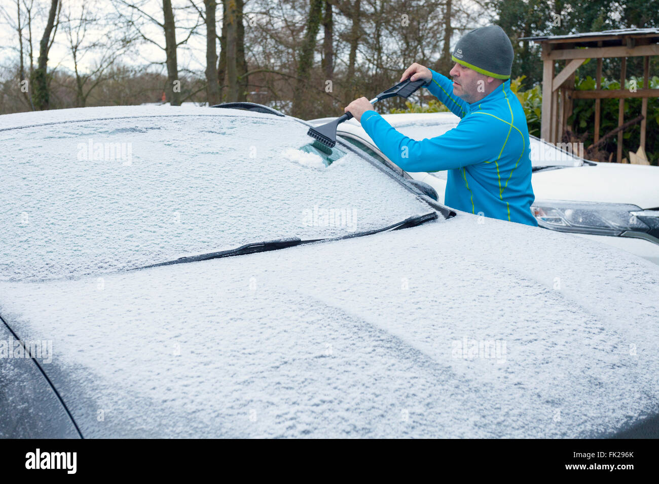 Cars frozen on a driveway hi-res stock photography and images - Alamy