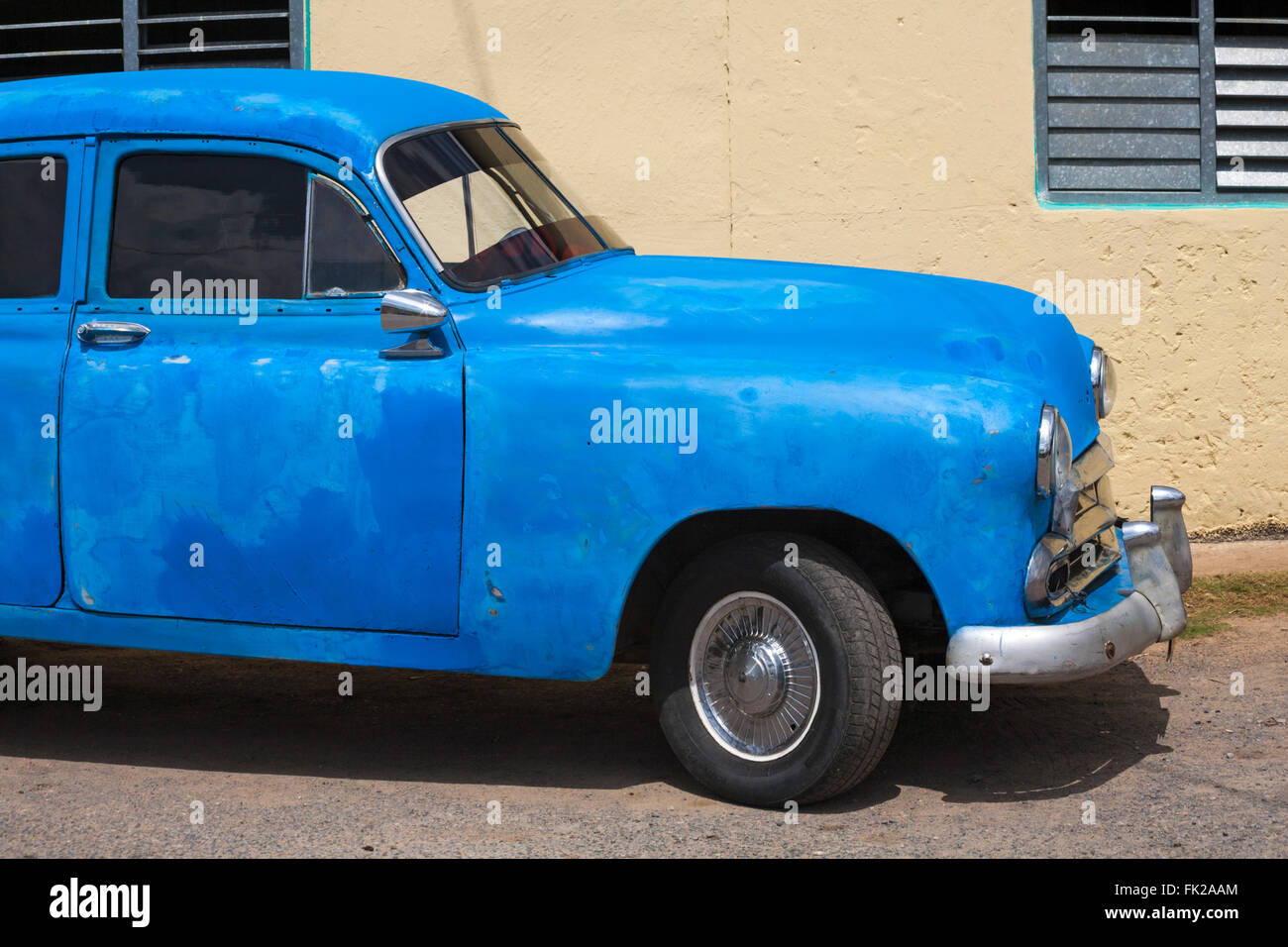 Classic blue car yellow building hi-res stock photography and images ...