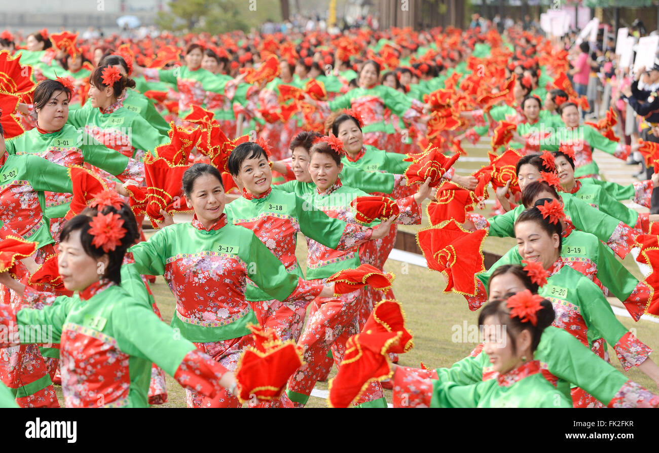 World dance record hi-res stock photography and images - Alamy