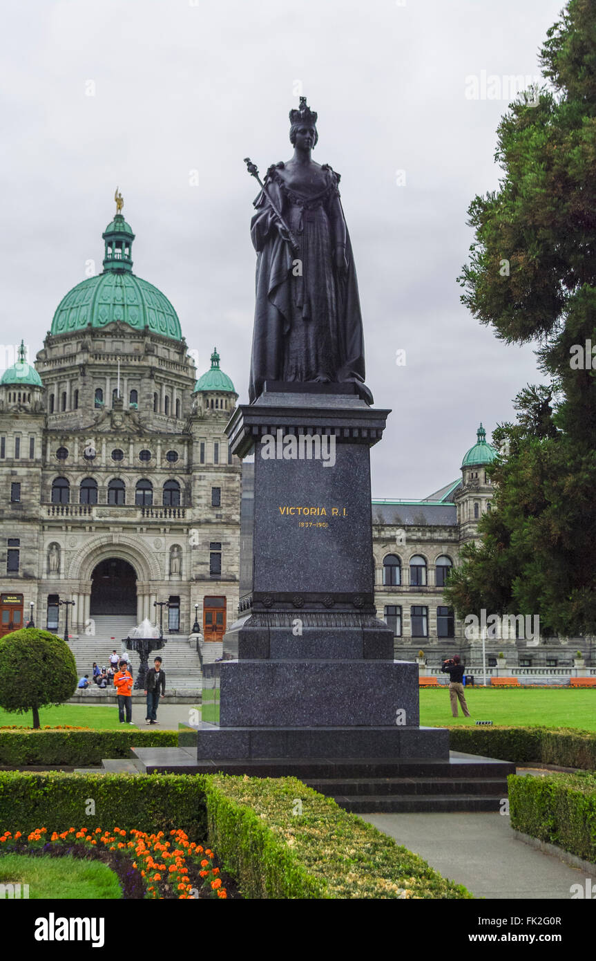 Statue of Queen Victoria in front of the British Columbia Parliament on ...