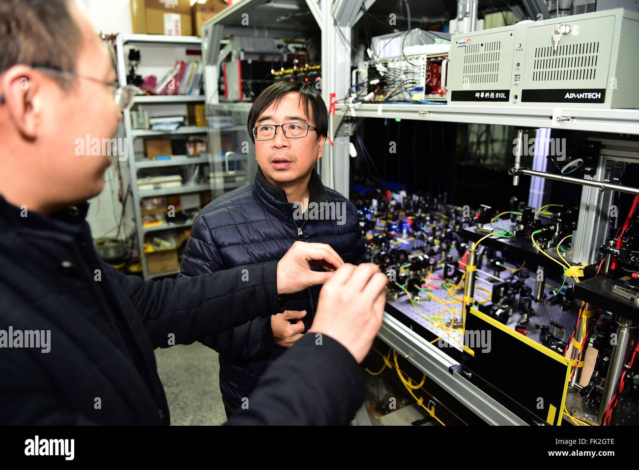 (160306) -- BEIJING, March 6, 2016 (Xinhua) -- Pan Jianwei (R), a ...