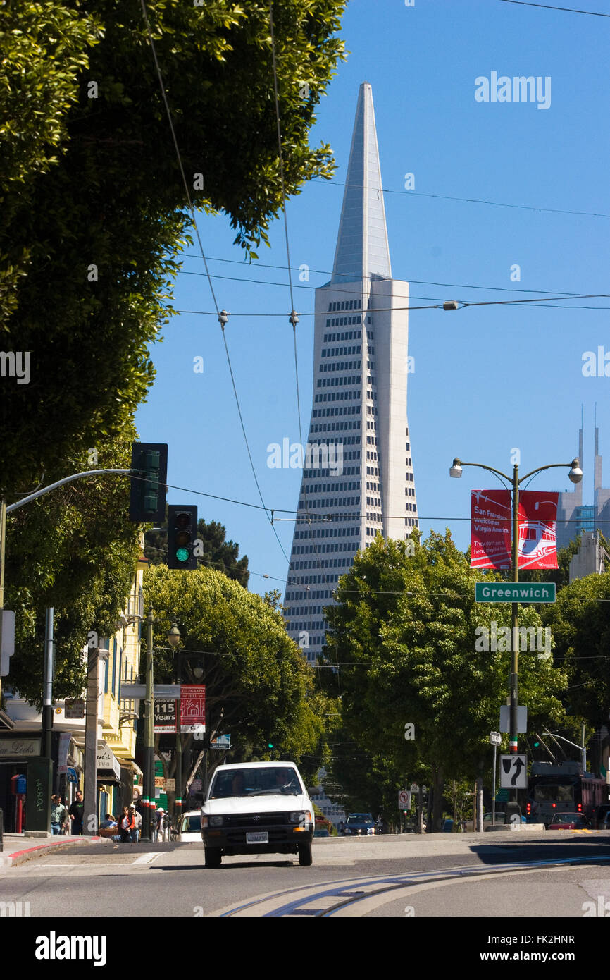 A view of the Trans America building in the buisness district of San ...
