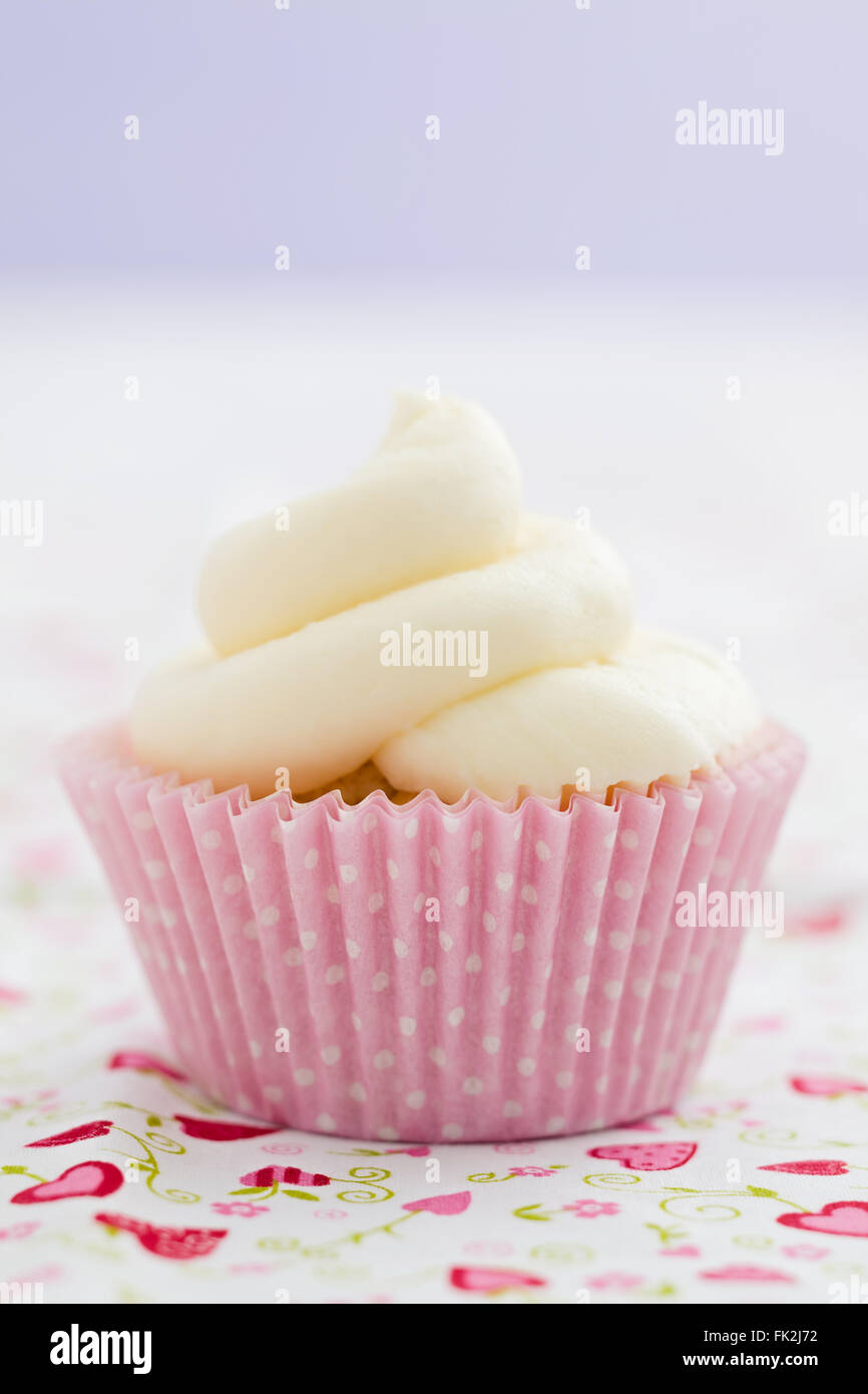 Single vanilla cupcake Stock Photo - Alamy