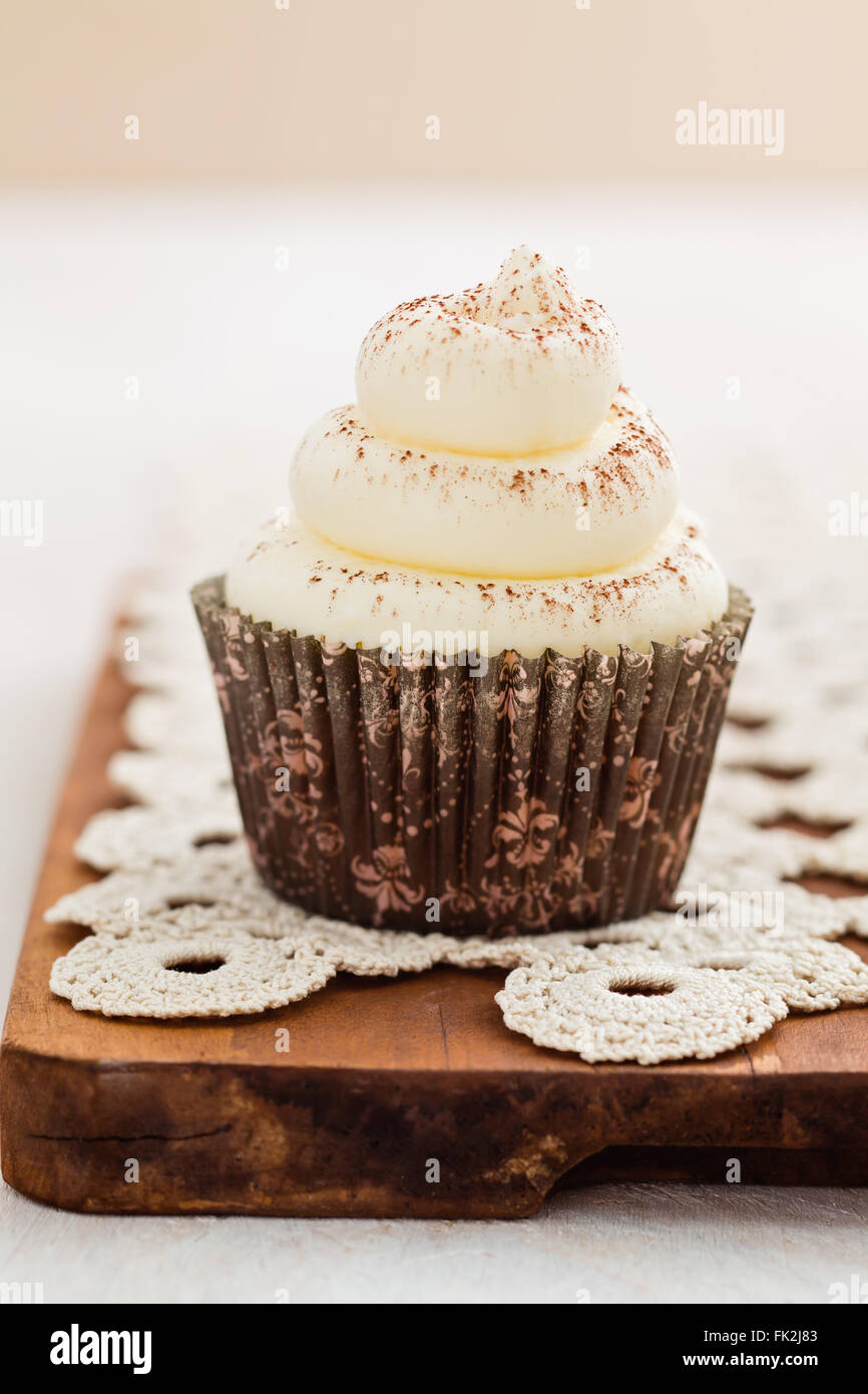 Single vanilla cupcake Stock Photo - Alamy