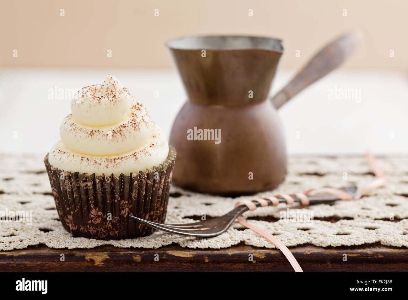Single vanilla cupcake Stock Photo - Alamy