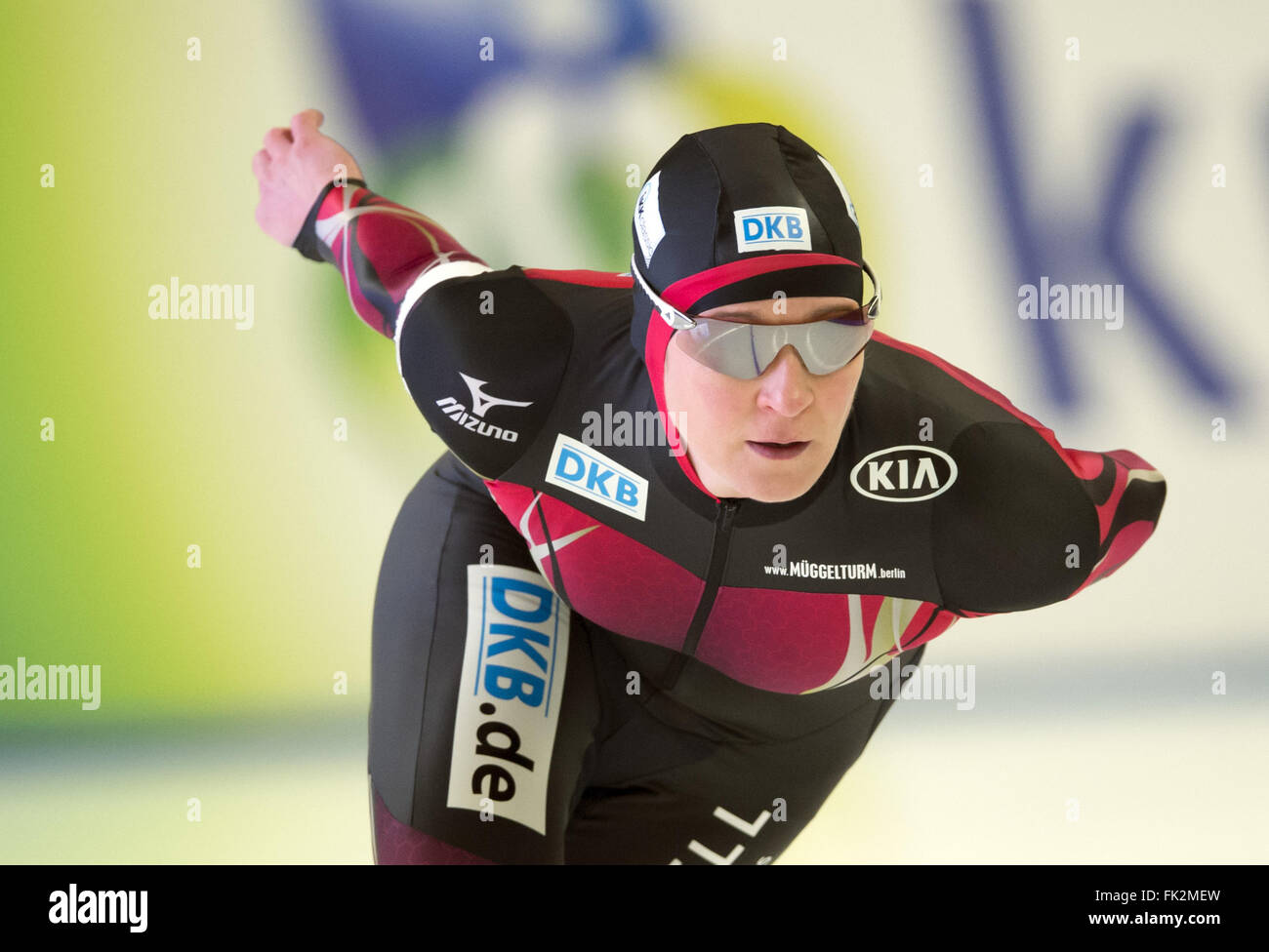 Claudia Pechstein of Germany starts her 3000m race against Graf of ...