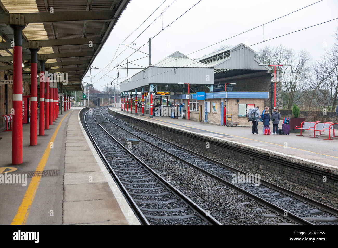 Rail station roof hi-res stock photography and images - Alamy