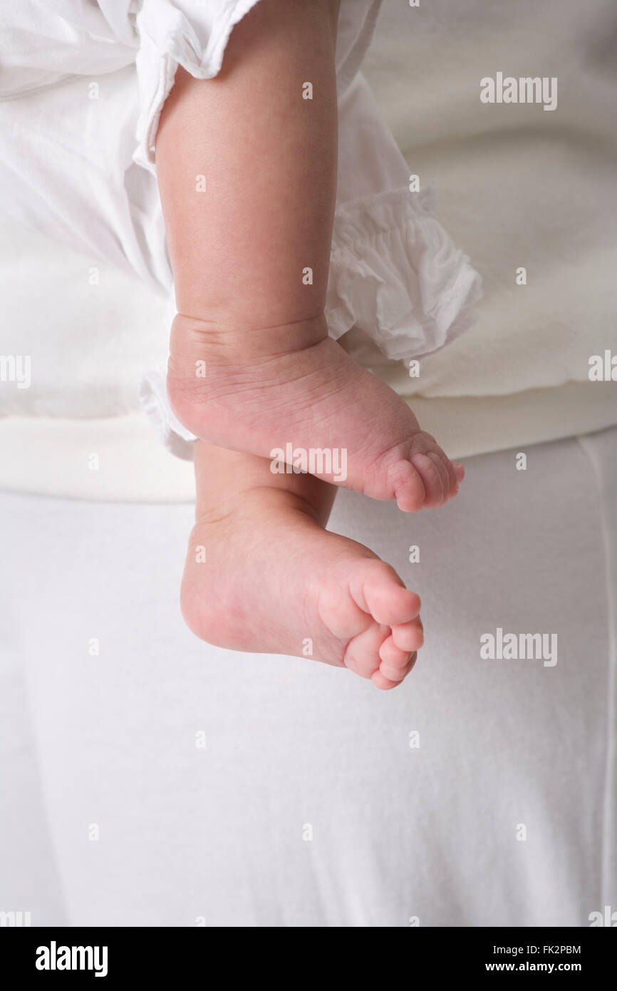Newborn baby feet vertical hi-res stock photography and images - Alamy