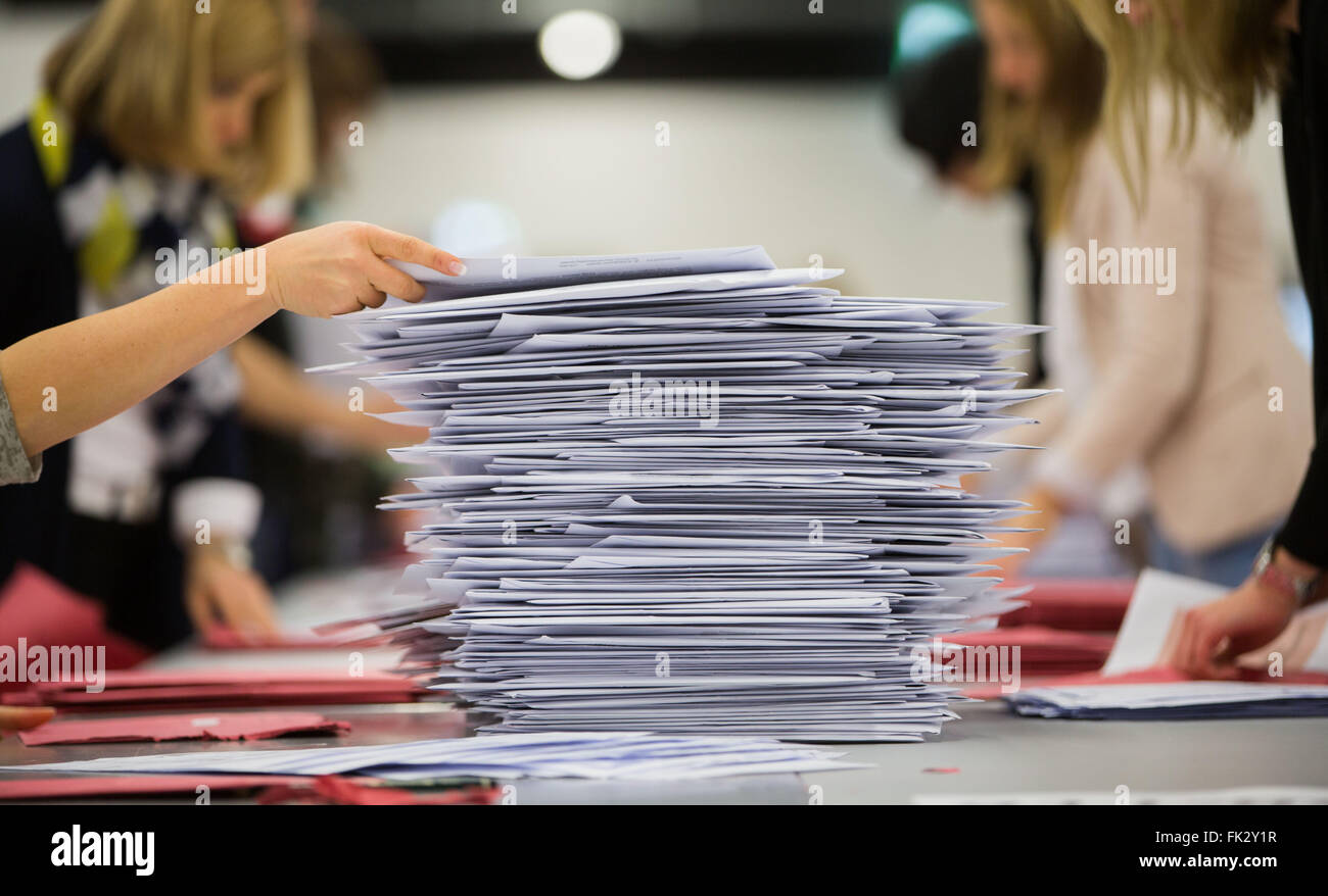 Helpers stack up ballots cast by Frankfurt's postal voters in the ...