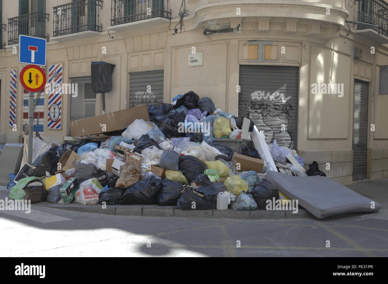 Dustbin men hi-res stock photography and images - Alamy