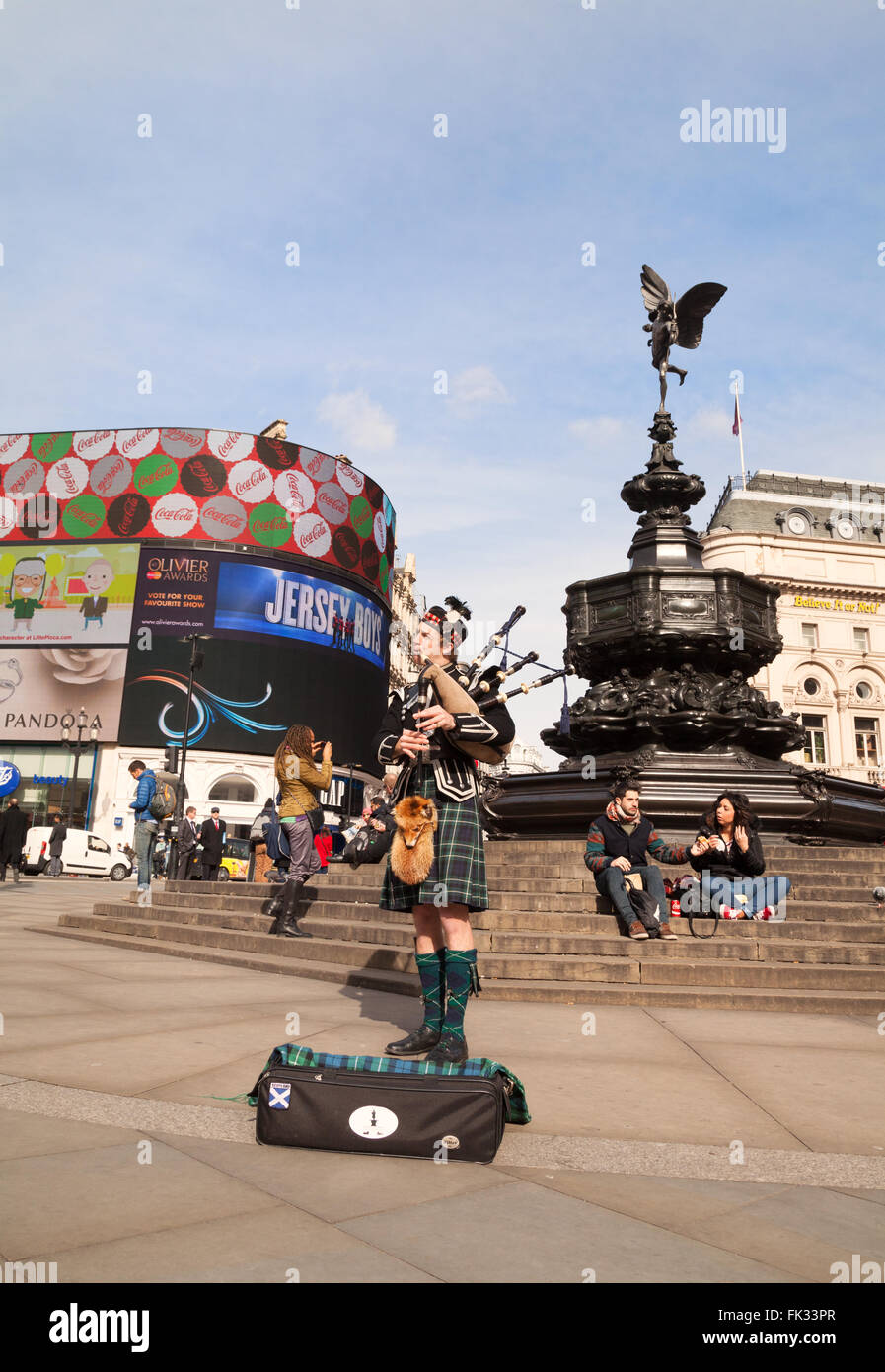 Scotsman playing bagpipes hi-res stock photography and images - Alamy