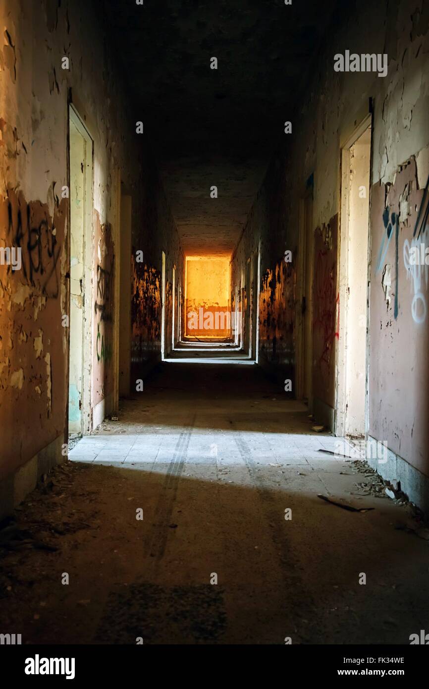 Interior shabby room desolate hi-res stock photography and images - Alamy