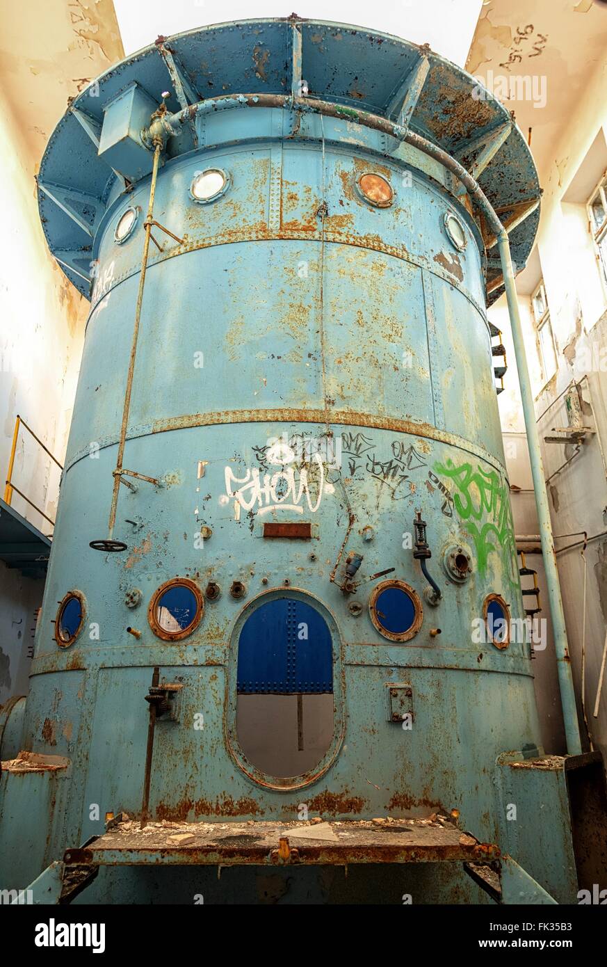 Abandoned containers hi-res stock photography and images - Alamy