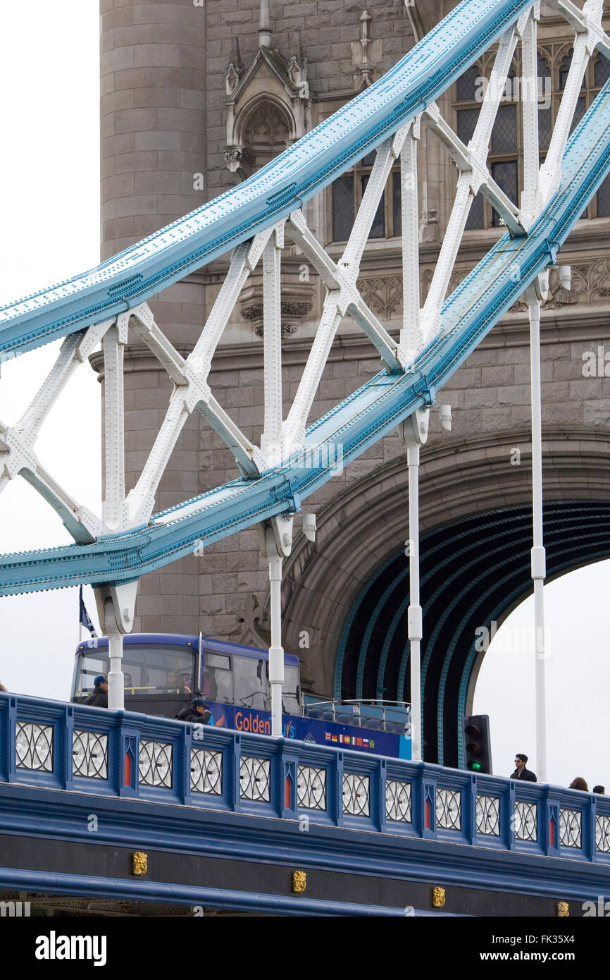 Bus crossing tower bridge hi-res stock photography and images - Alamy