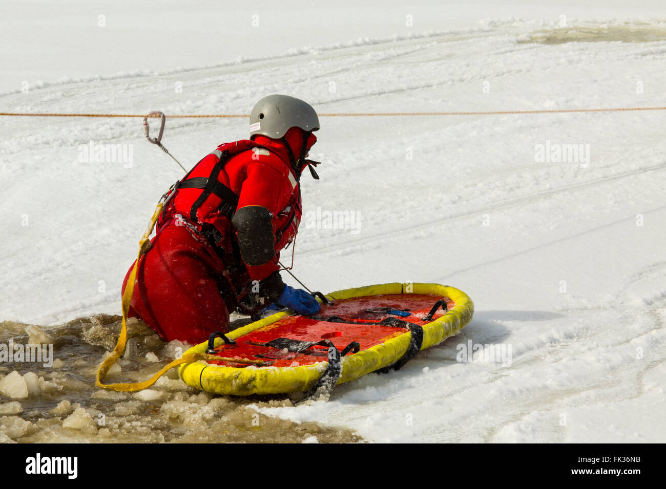 Disaster rescue people hi-res stock photography and images - Alamy