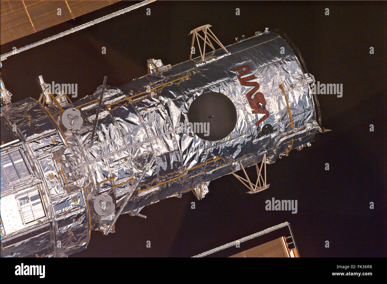 The Hubble Space Telescope floats close to the Space Shuttle Discovery ...