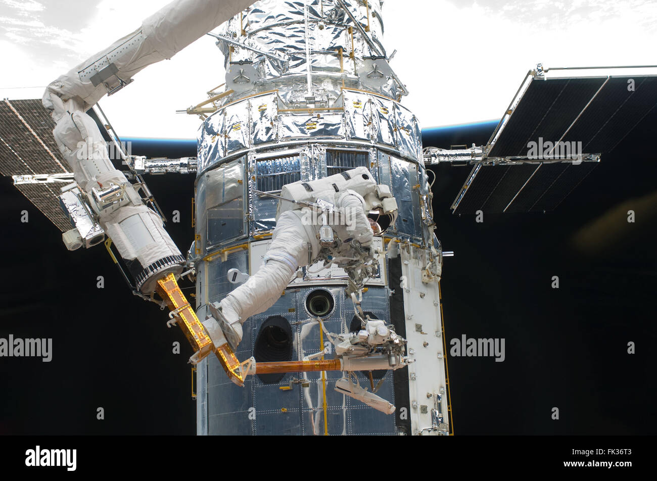 Canadarm canadian astronaut hi-res stock photography and images - Alamy