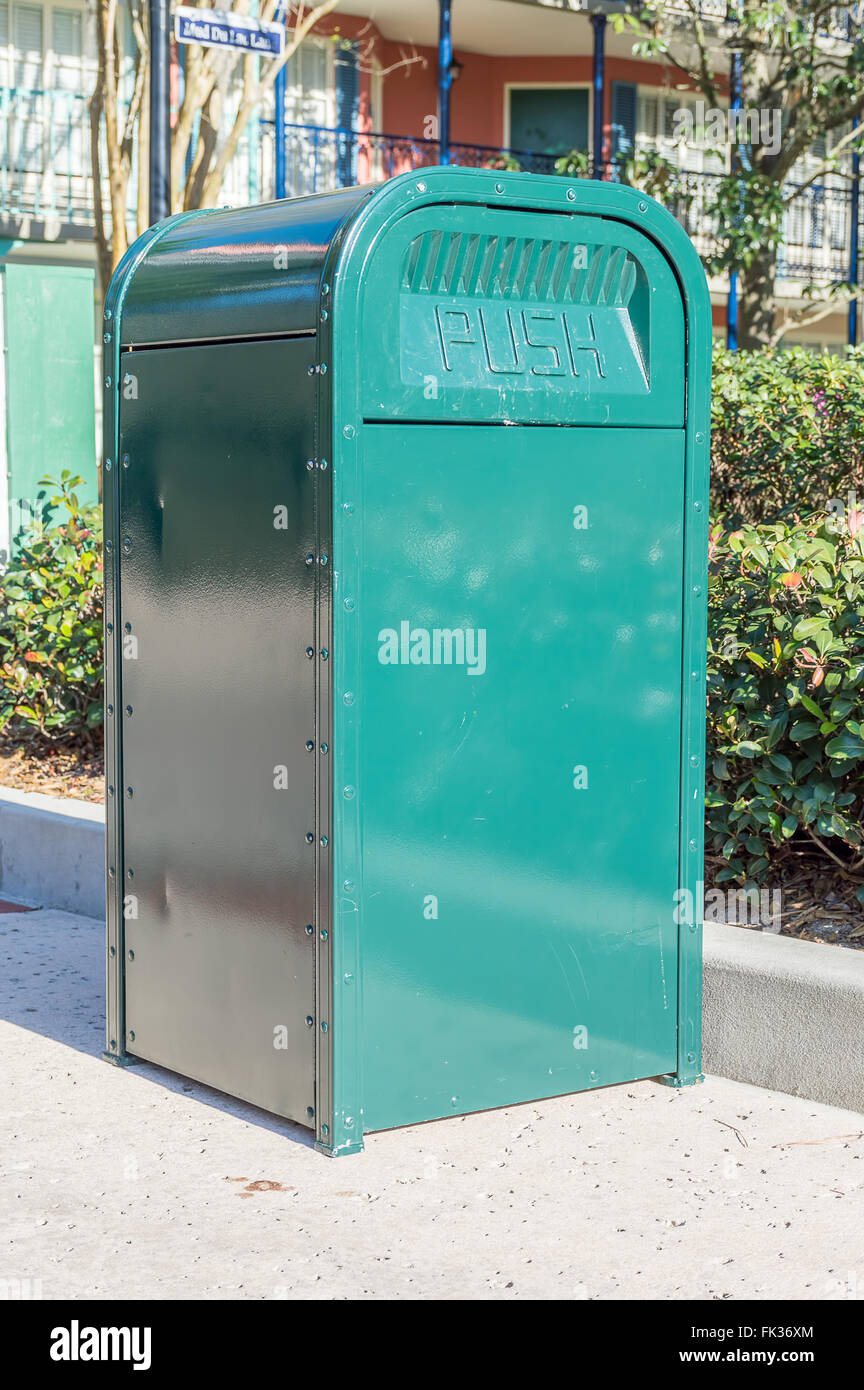 Rubbish bin hi-res stock photography and images - Alamy