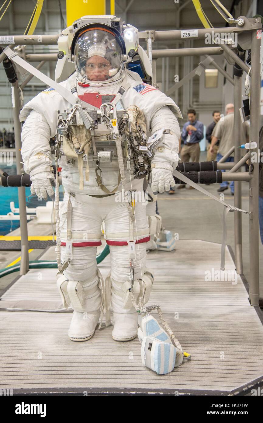 Emu spacesuit pool simulation hi-res stock photography and images - Alamy
