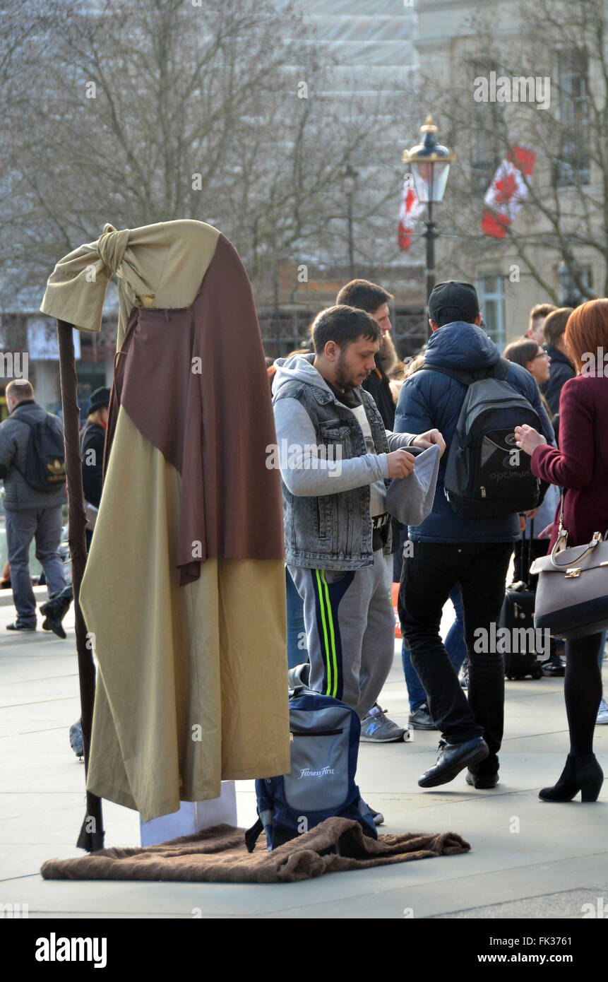 Floating yoda statue hi-res stock photography and images - Alamy