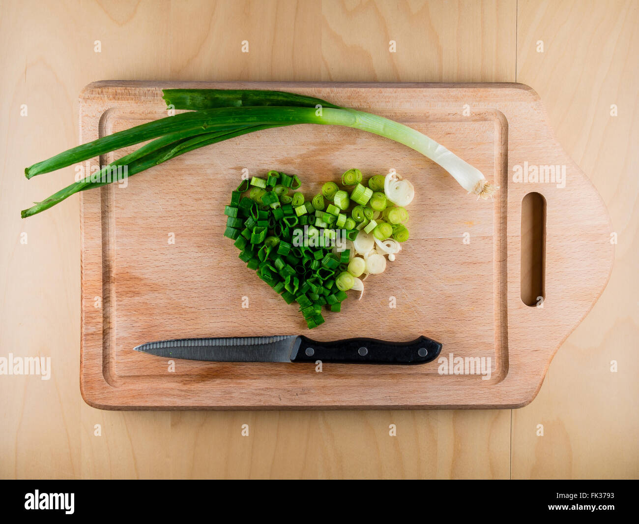 Heart shape formed from bunch onion with knife Stock Photo - Alamy