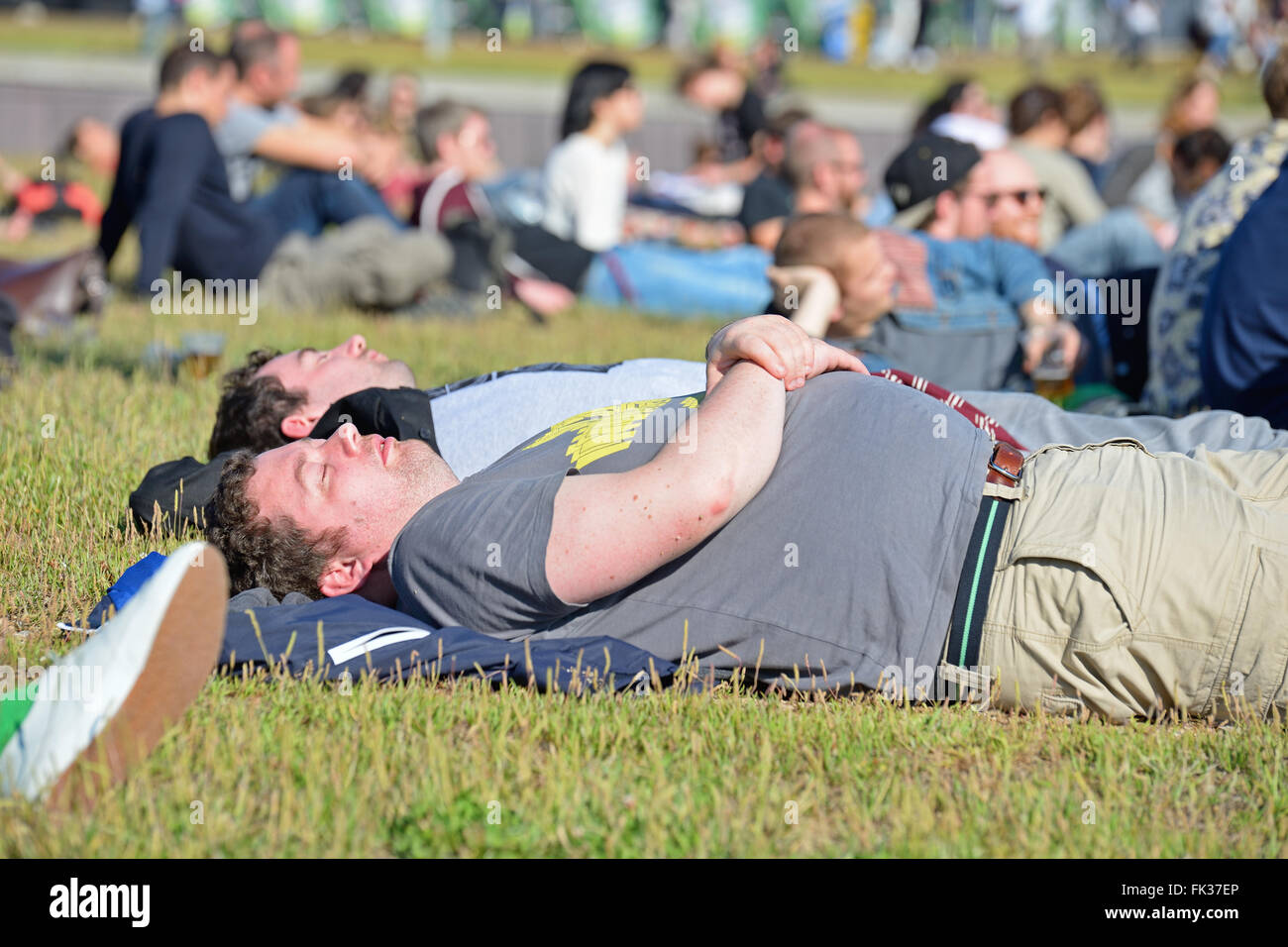BARCELONA - MAY 30: Audience watch a concert at Heineken Primavera ...