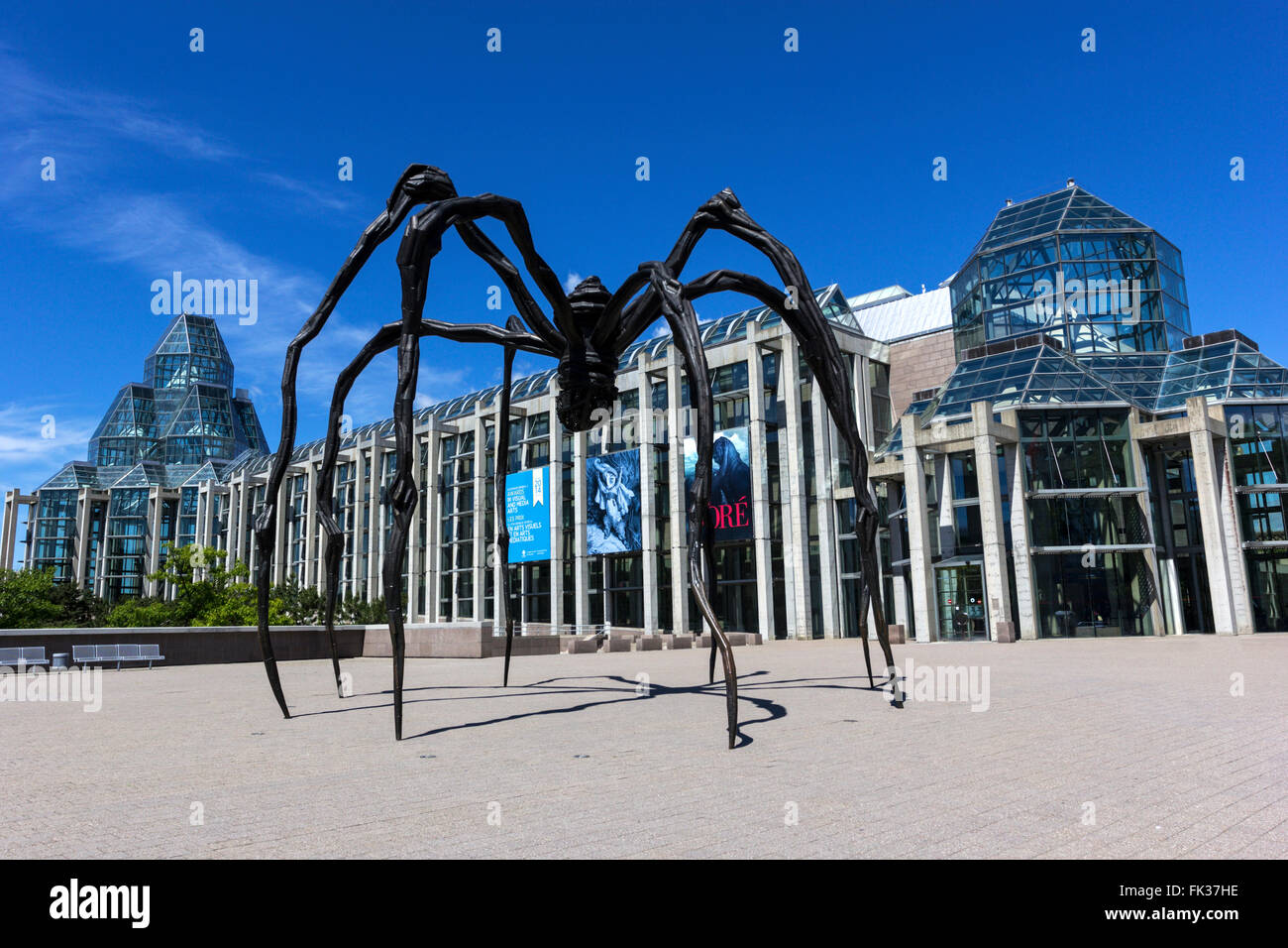 Maman sculpture by the artist Louise Bourgeois in front of National ...