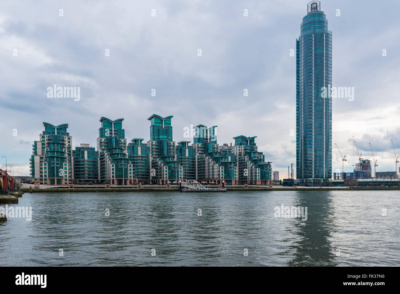 Tall building near london bridge hi-res stock photography and images ...