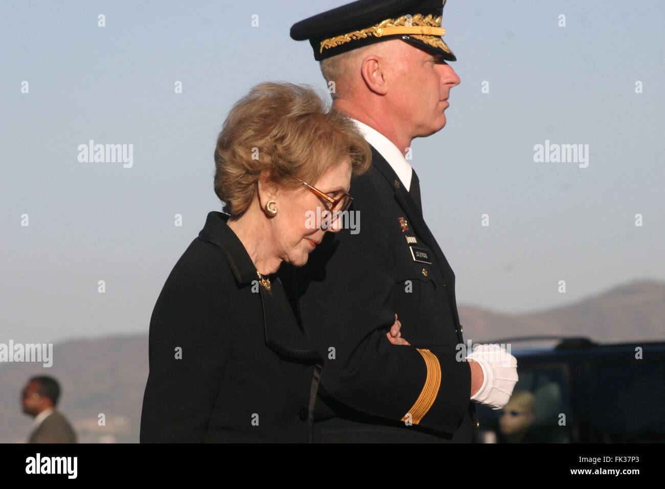 California, USA. 9th June, 2004. Former US First Lady Nancy Reagan (L ...
