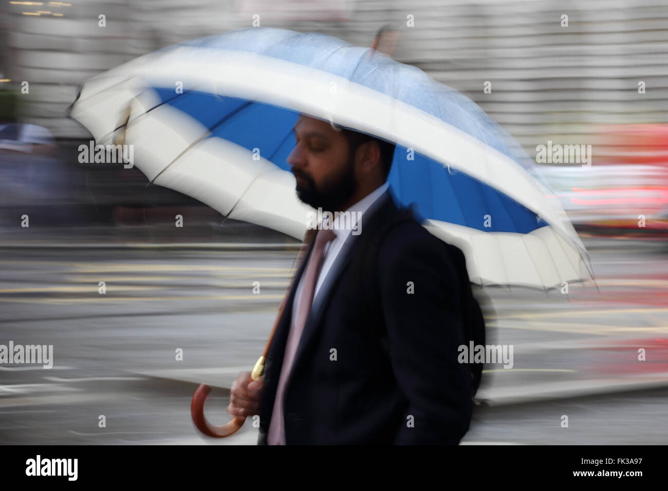 a office workers in the city of london, Bank station, UK, London Stock ...
