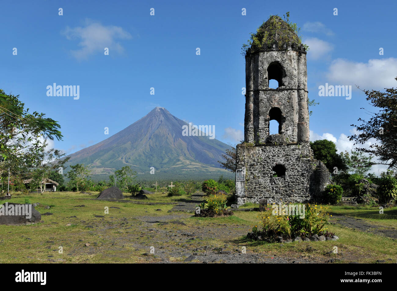 Eruption mayon volcano hi-res stock photography and images - Alamy