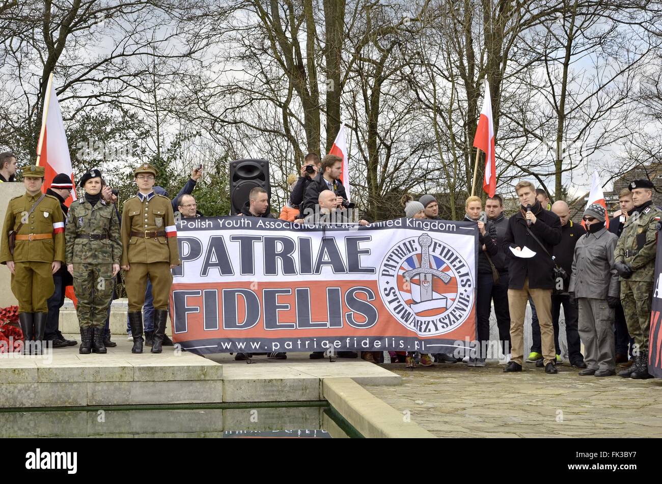 Polish soldiers britain ww2 hi-res stock photography and images - Alamy
