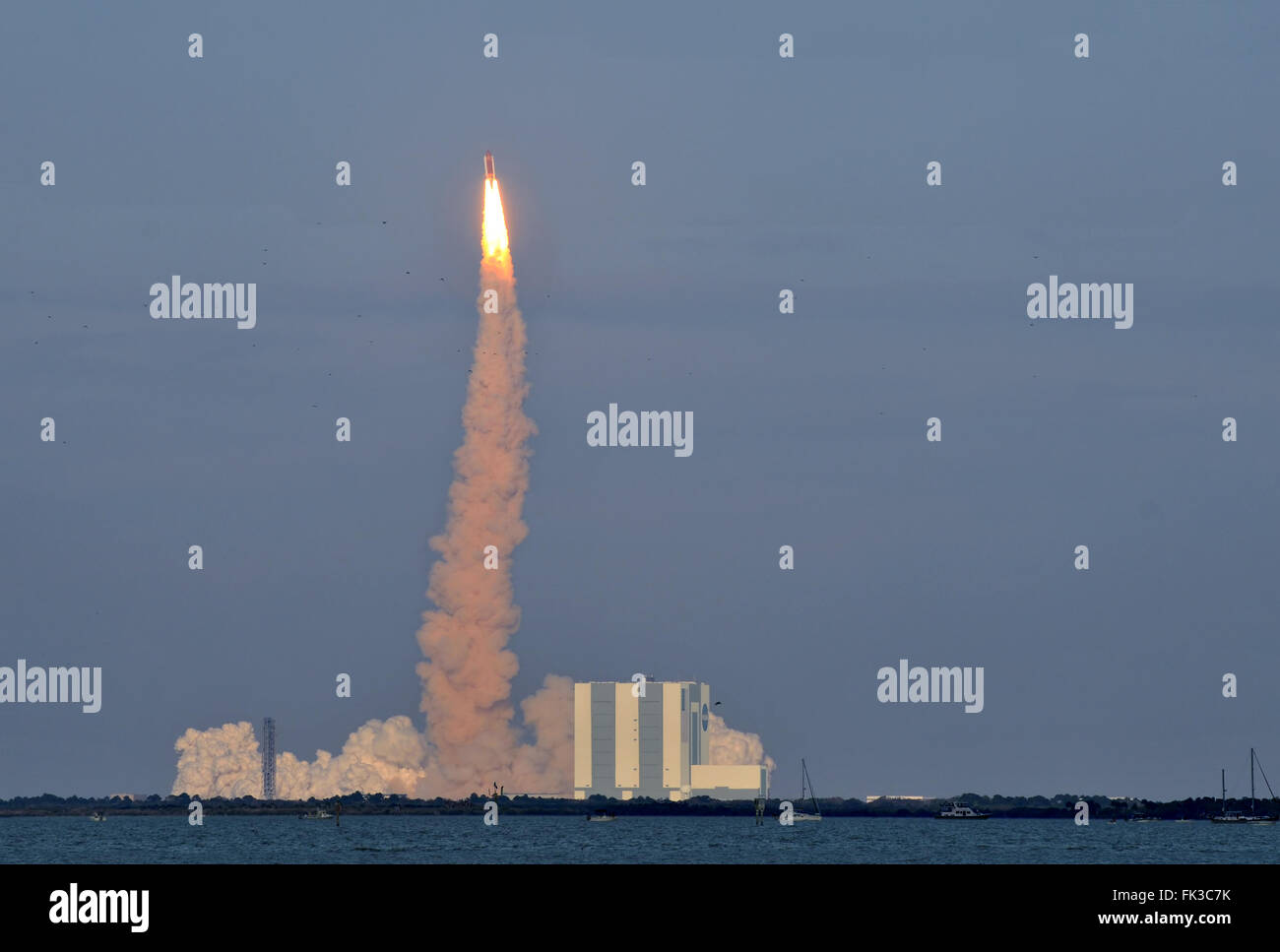 Nasa space shuttle rocket hi-res stock photography and images - Alamy