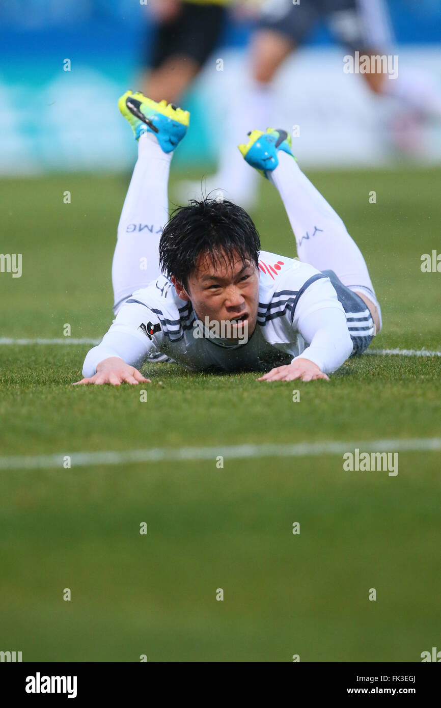 NHK Spring Mitsuzawa Football Stadium, Kanagawa, Japan. 6th Mar, 2016. Takayoshi Ishihara ...