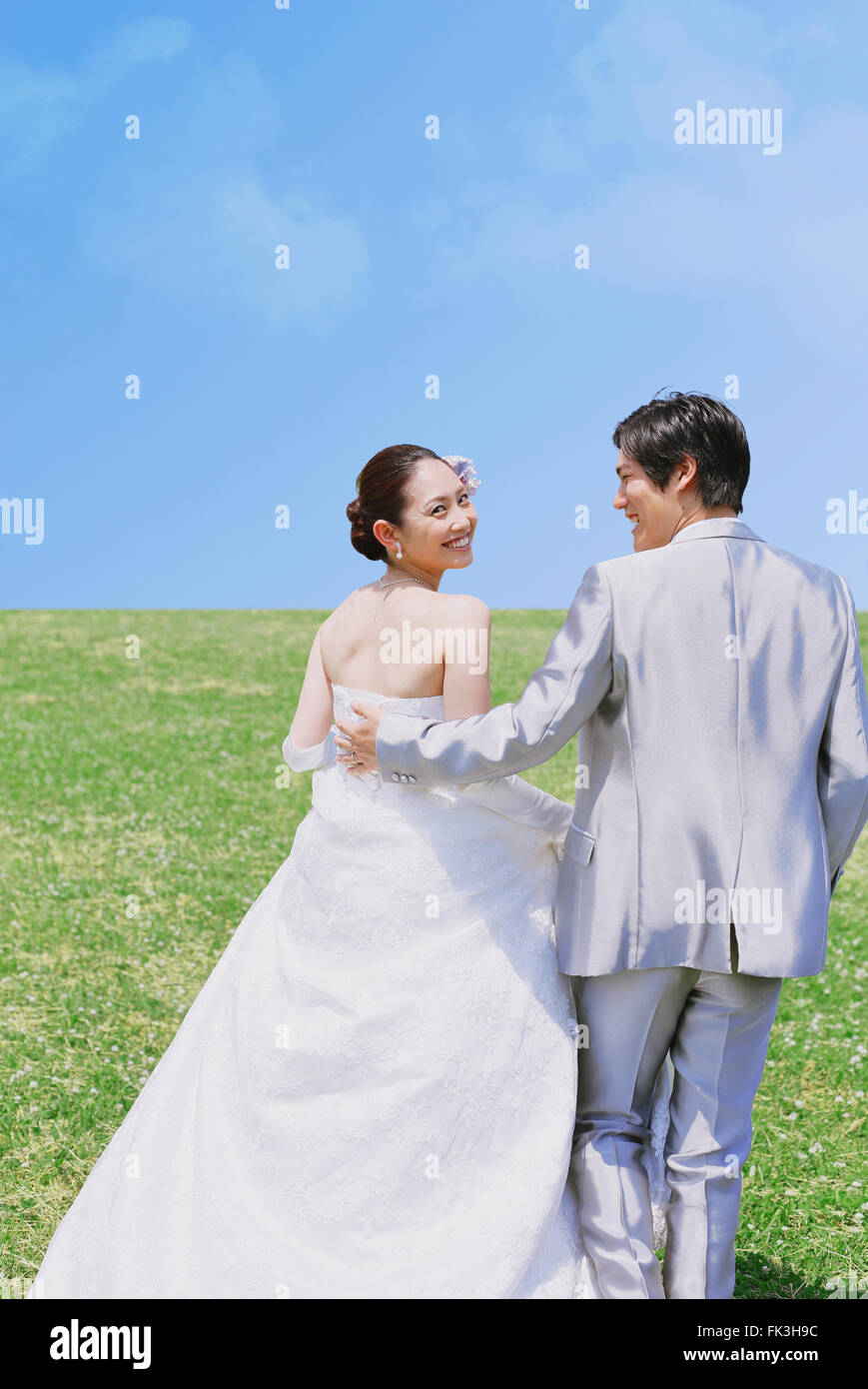 Wedding bride and groom rear view hi-res stock photography and images ...