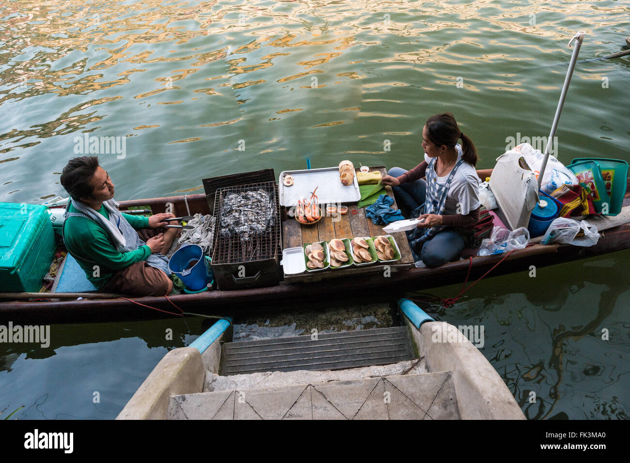 Trader's boats in a floating market in Thailand Stock Photo - Alamy