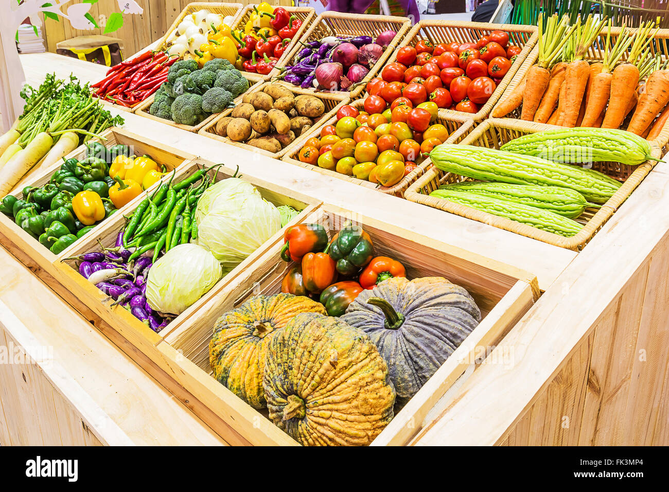 Produce grocery store shelf vegetables hi-res stock photography and ...