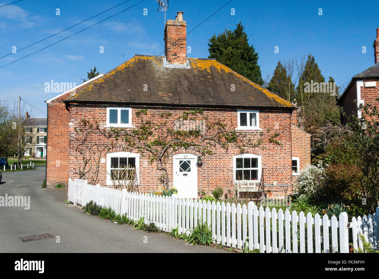 Double story cottage hi-res stock photography and images - Alamy