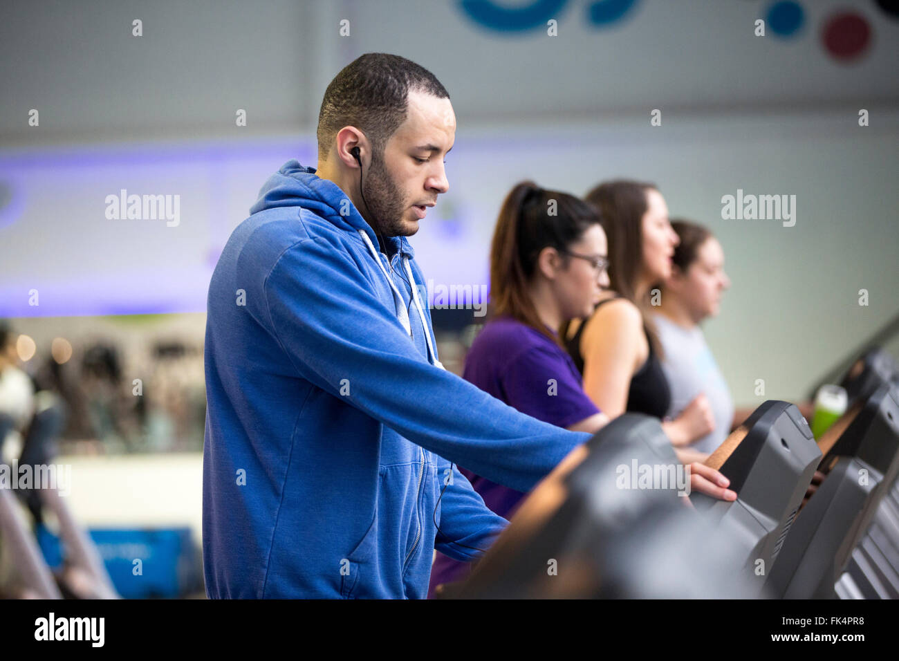 Group running machines hi-res stock photography and images - Alamy