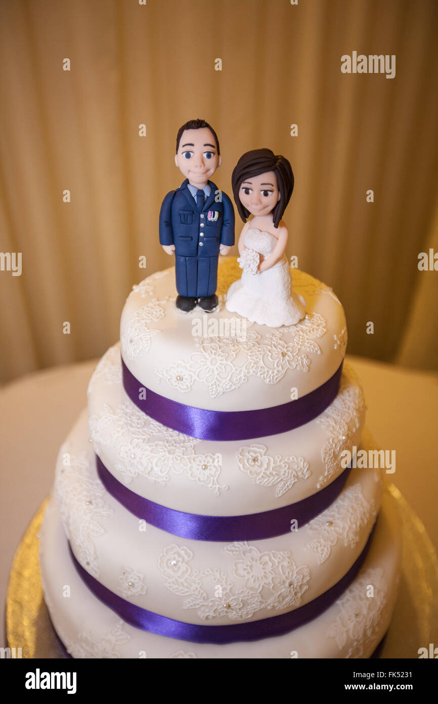 Traditional wedding cake toppers hi-res stock photography and images ...