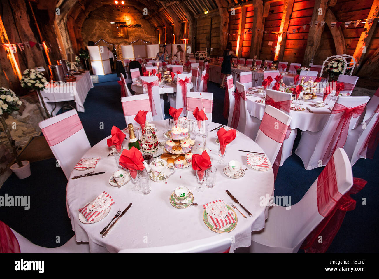 Red white wedding reception tables hi-res stock photography and images ...