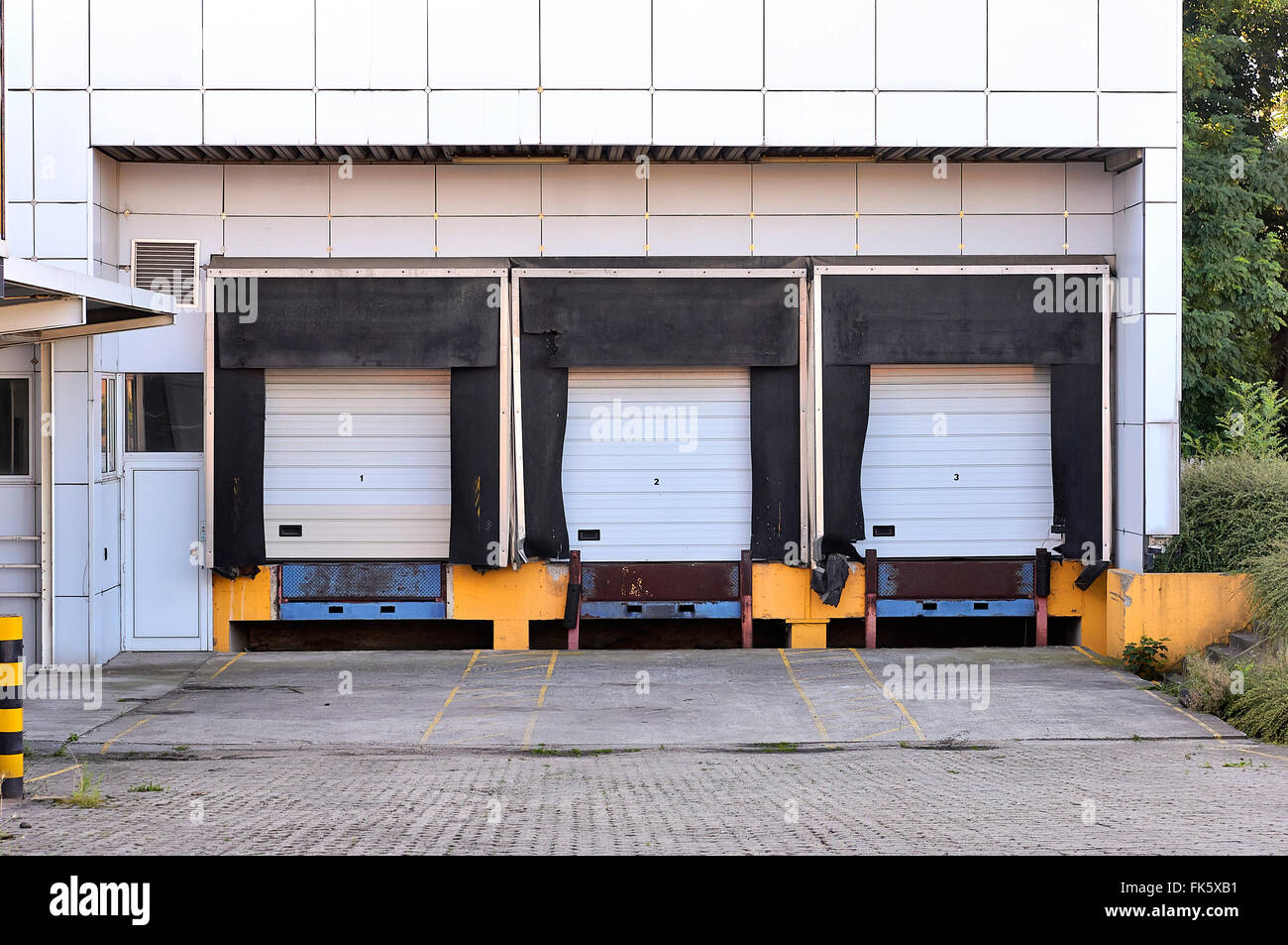 Abandoned shipping container hi-res stock photography and images - Alamy
